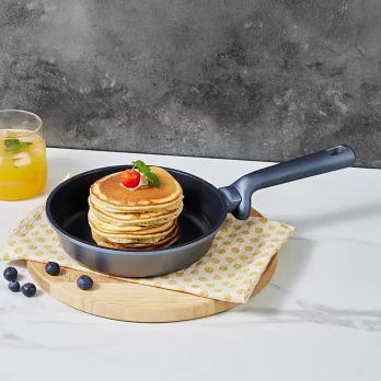 博客來-【美國康寧】Snapware WORLD KITCHEN 藍寶石鑄造不沾平煎鍋20cm 20cm平煎鍋